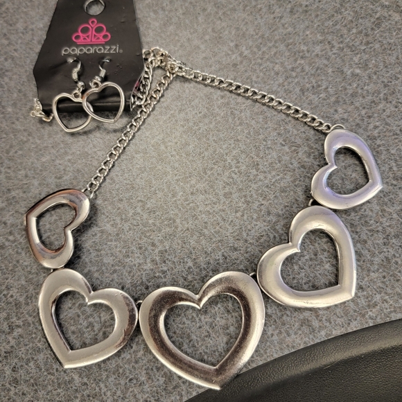 paparazzi | Jewelry | Paparazzi Silver Heart Necklace Modern Minimalist ...